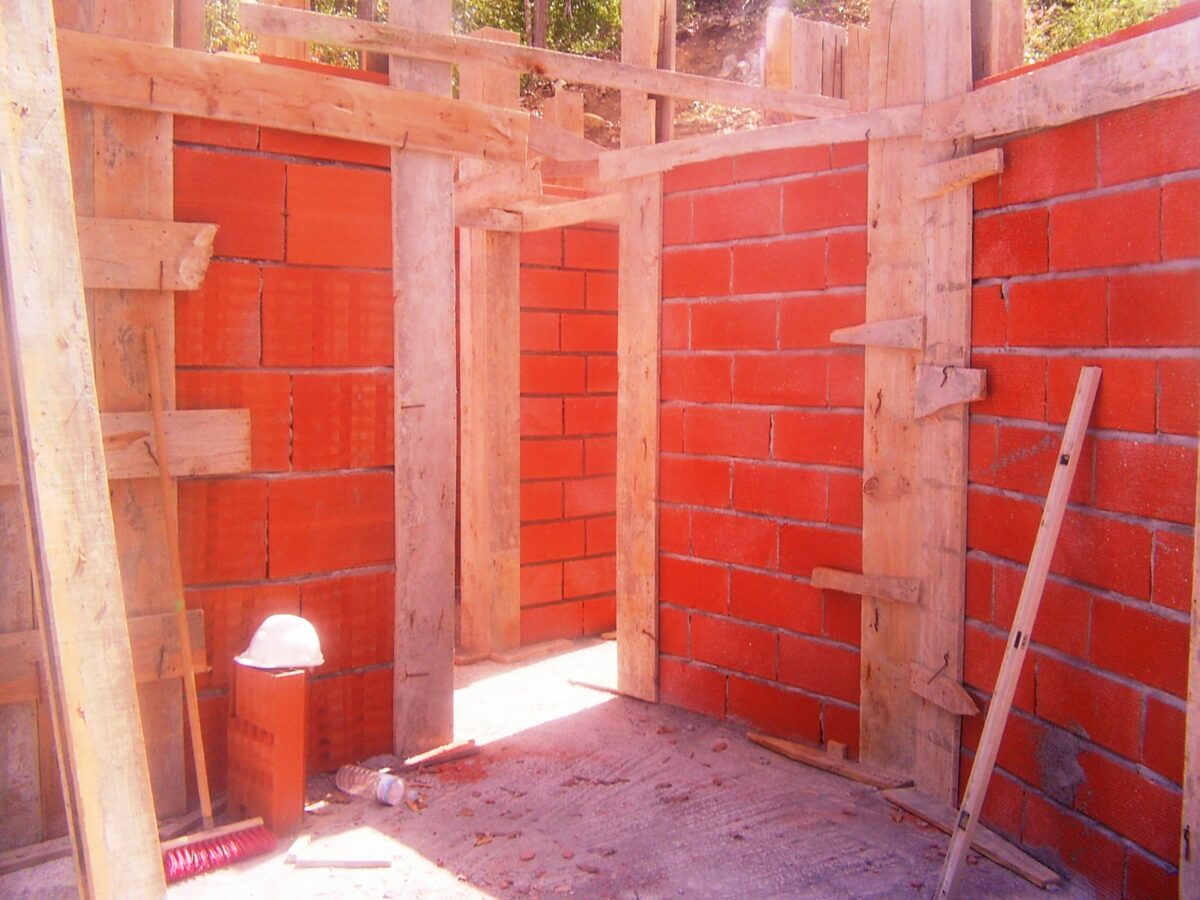 Brique perforée de terre cuite pour construction de murs et cloisons en ...